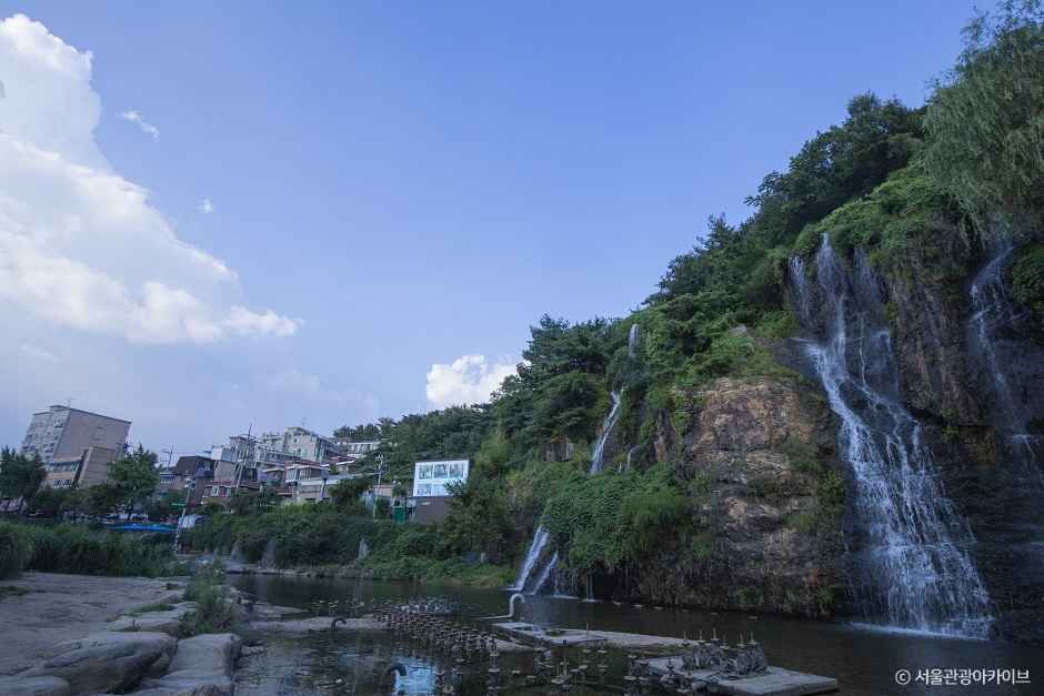 Hongjecheon Artificial Waterfall (홍제폭포) : VISITKOREA