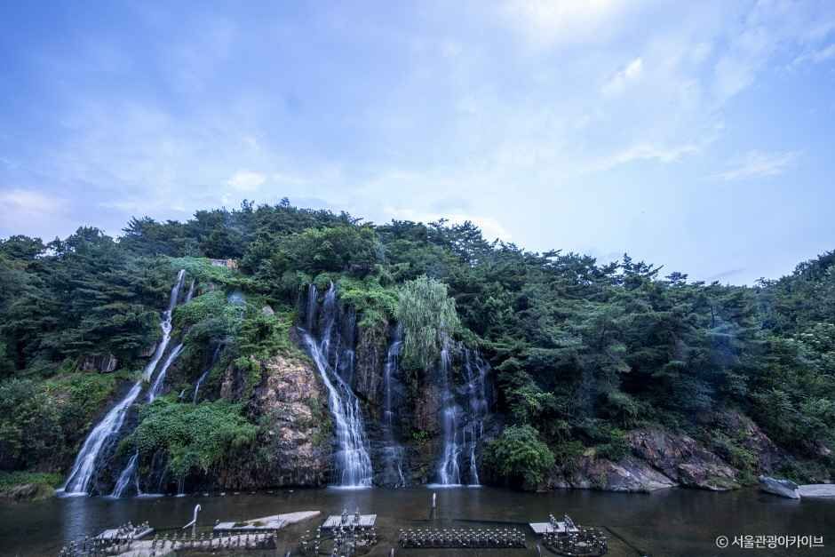 Hongjecheon Artificial Waterfall (홍제폭포) : VISITKOREA