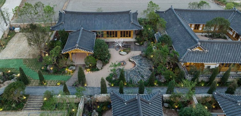 A premium hanok hotel with the gracefulness of the city of a thousand years : Heritage Yuwa ...