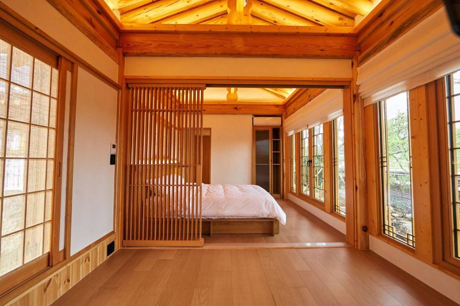 A premium hanok hotel with the gracefulness of the city of a thousand years : Heritage Yuwa ...