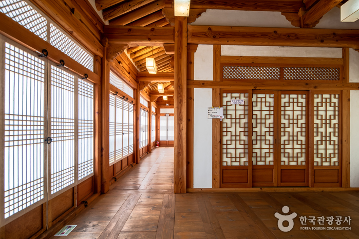 Cheongun Literature Library (청운문학도서관) : VISITKOREA