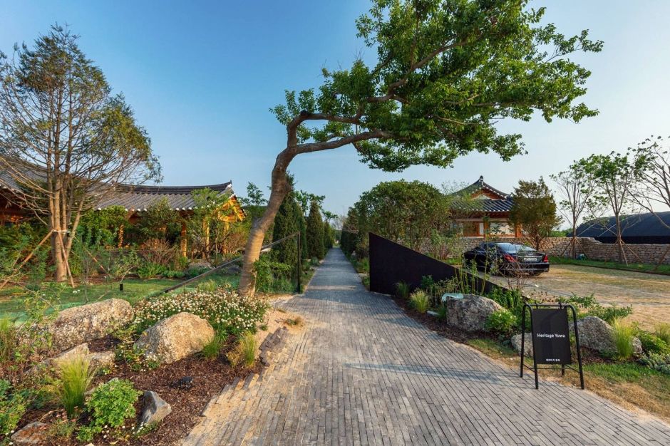 A premium hanok hotel with the gracefulness of the city of a thousand years : Heritage Yuwa ...