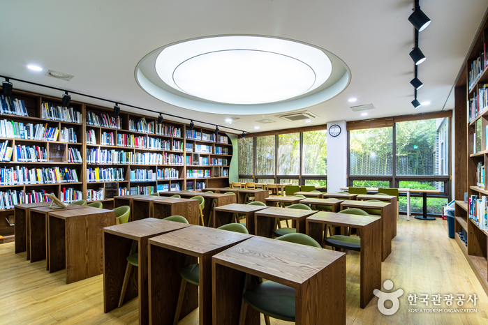 Cheongun Literature Library (청운문학도서관) : VISITKOREA