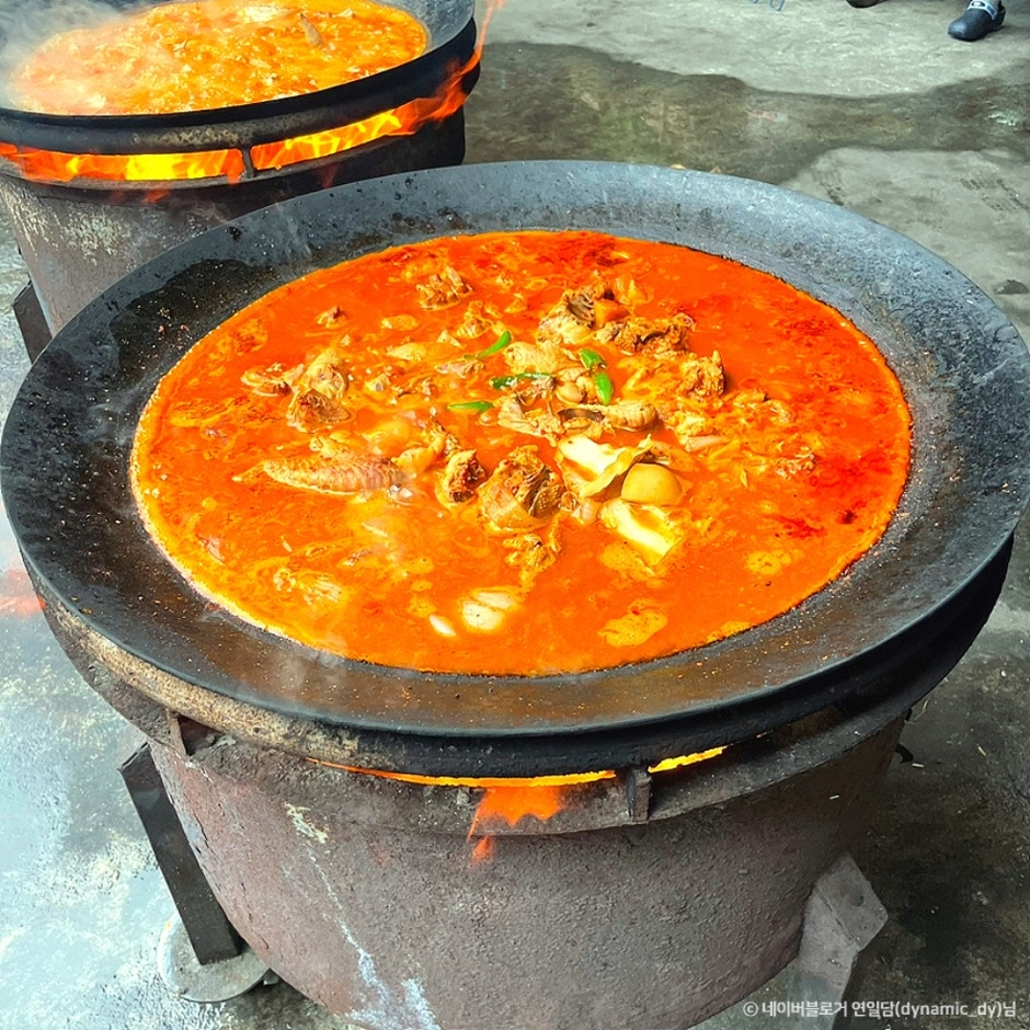 Sottukkeong Dak Bokkeumtang (솥뚜껑닭볶음탕) : VISITKOREA