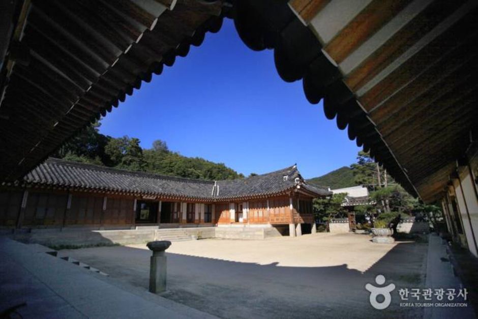 Hanok, with the gracefulness of the royal family of the Joseon Dynasty : Joseon Wangga ...