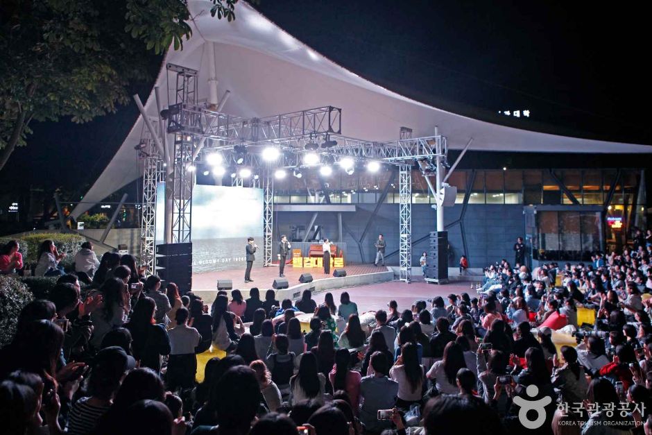 Double the Fun at Welcome Daehakro: 4 Welcome Tips! : VISITKOREA :: K ...