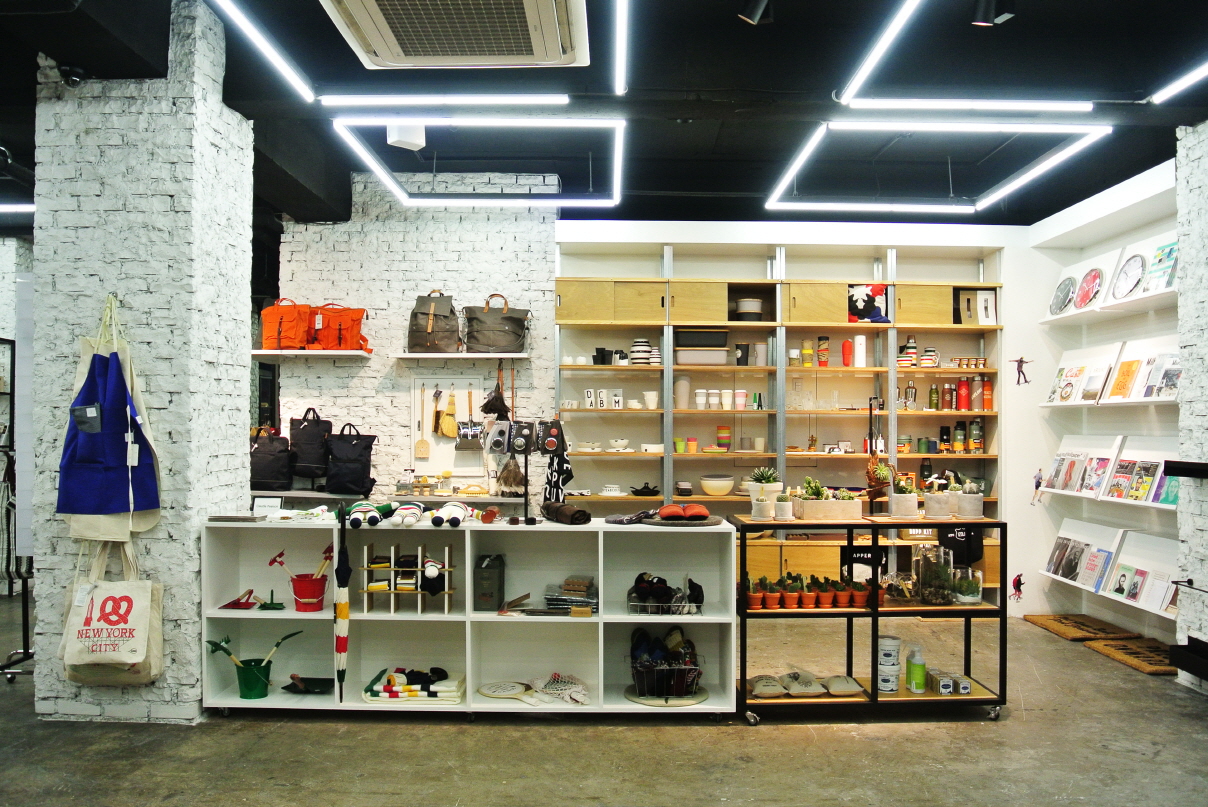 PLATFORM PLACE弘大店 (플랫폼 플레이스 홍대점) : VISITKOREA