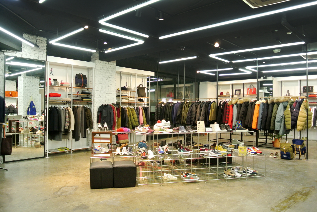 PLATFORM PLACE弘大店 (플랫폼 플레이스 홍대점) : VISITKOREA