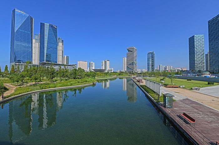 Safe healing trip to an urban park in the pandemic era : VISITKOREA