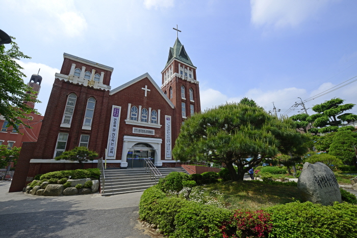 Base Camp in Bitgoeul Gwangju with Mudeungsan Mountain Hanok Experience ...