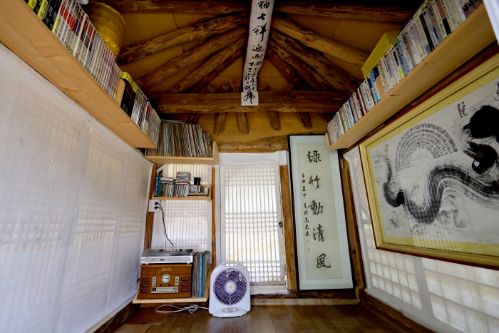 Antique with All Kinds of Traditional Entertainment, Taebaeksan Hanok ...