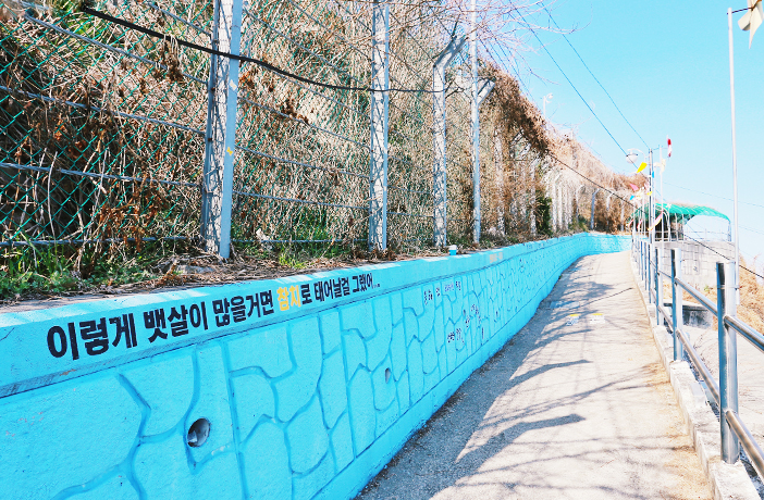 [Donghae, Donghae hanok Donganjae] Embracing the blue east sea, follow ...